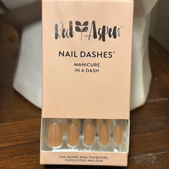 Red Aspen | Makeup | Red Aspen Monroe Is A Minimalist Nail Dashes Pop ...